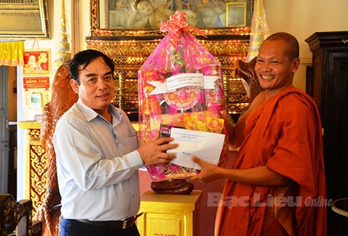 Thăm hỏi, tặng quà các chùa Khmer dịp lễ Sen Dolta - Báo Công an Nhân ...