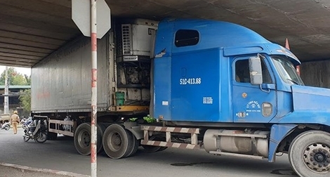 Chạy vào đường cấm, xe container “đội” cầu vượt An Sương - Báo Công an ...